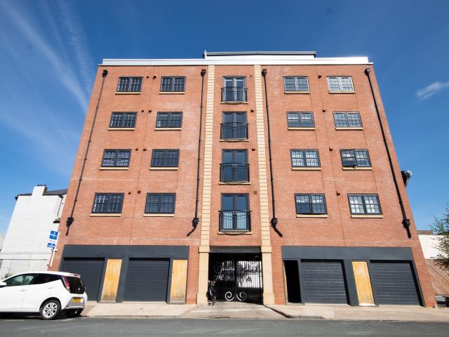 Modern one bedroom apartment in the heart of the Marina now available to let