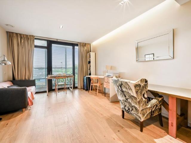 Modern one bedroom apartment located in the highly sought after Arthouse development, King's Cross N1C