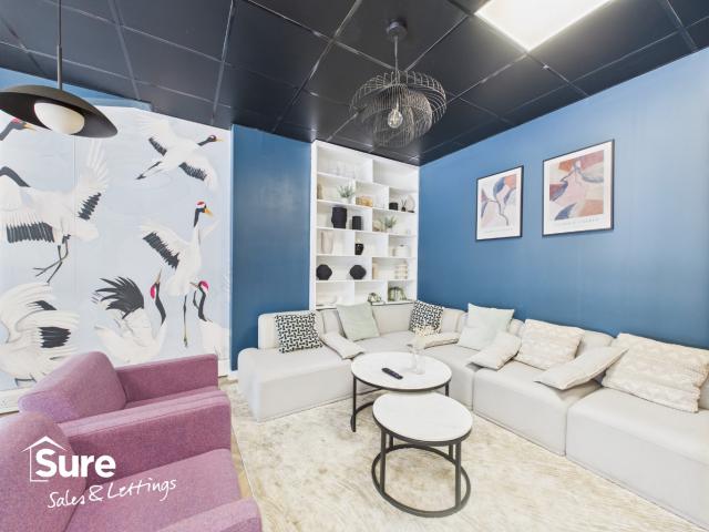 Modern One Bedroom Apartment with Gym & Business Hub in Town Centre