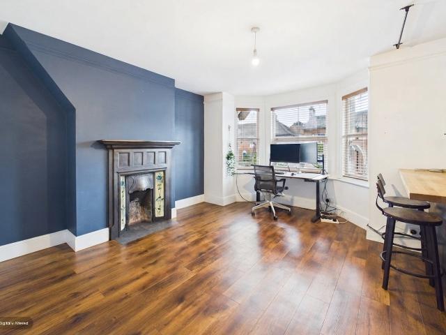 Modern One Bedroom Apartment with Parking, Just Off Tring High Street