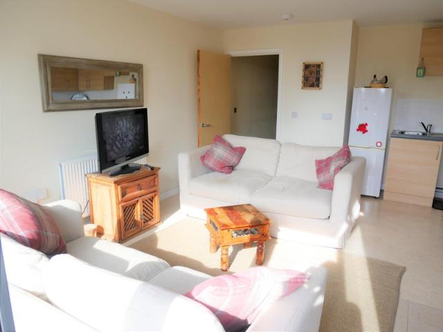 Modern One Bedroom Flat with Balcony in West Ealin