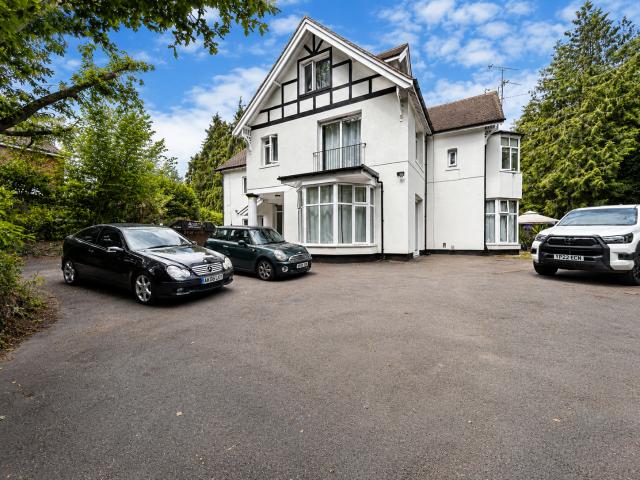 Modern One Bedroom Flat with Secure Parking on Wych Hill Lane, Woking