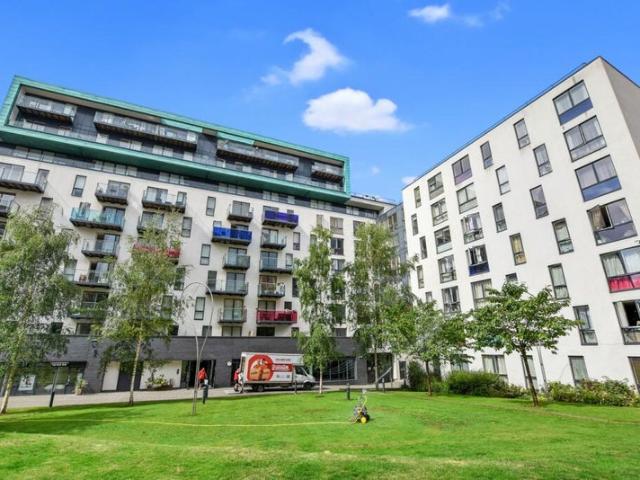 Modern one bedroom flat close to station