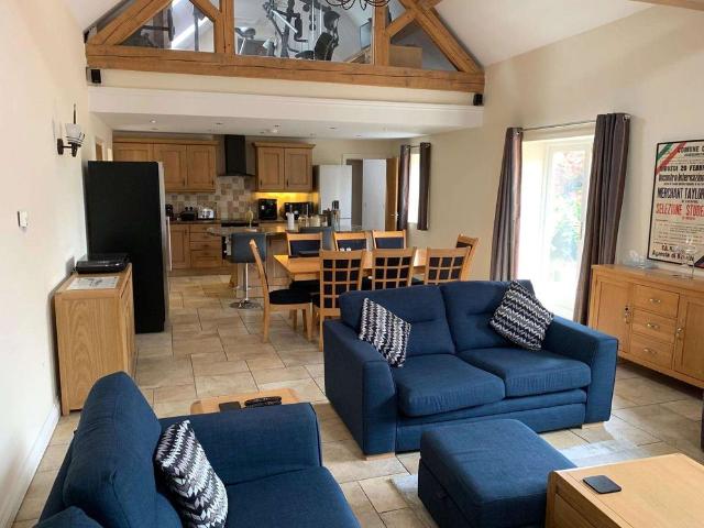 Modern, open plan three bed / three bath barn conversion between Tarporley and Chester, with excellent standard of finish, double height living area and front and rear gardens
