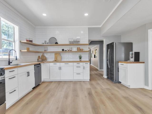 Modern Oversized Rooms Near Downtown Private Park