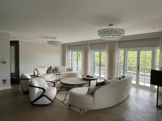 Modern London Apartment with Balcony Has an Apartment