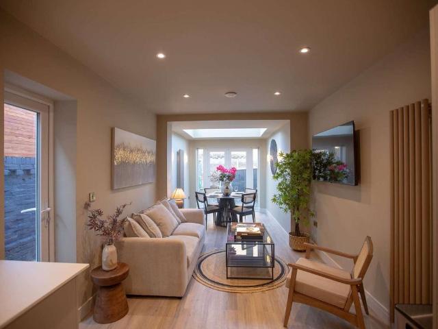 Modern Large Rooms | All Bills Inc | No Deposit Room 1