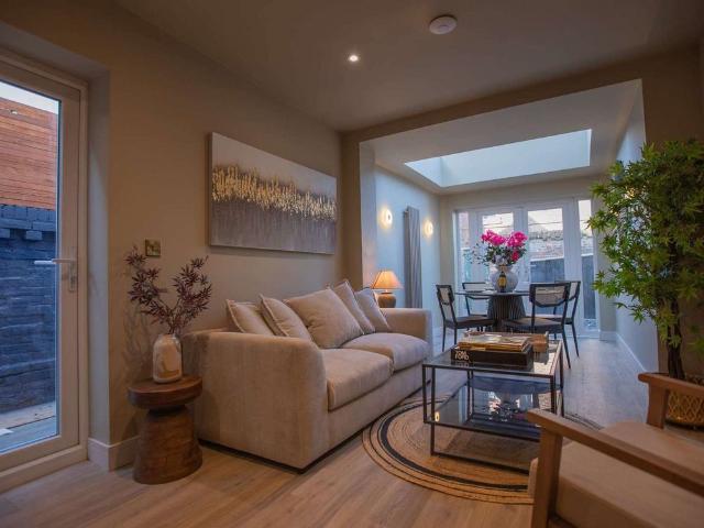 Modern Large Rooms | All Bills Inc | No Deposit Room 2