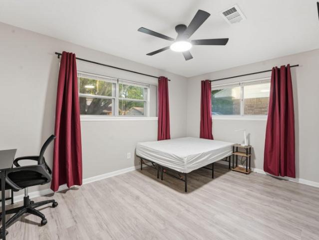 Modern Living near HCA Houston Southeast! Minutes