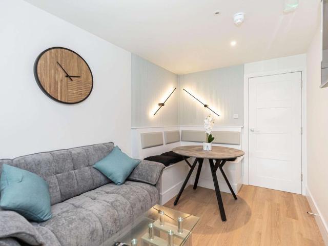 Modern Living Large Stylish Double En Suite Rooms Room 2