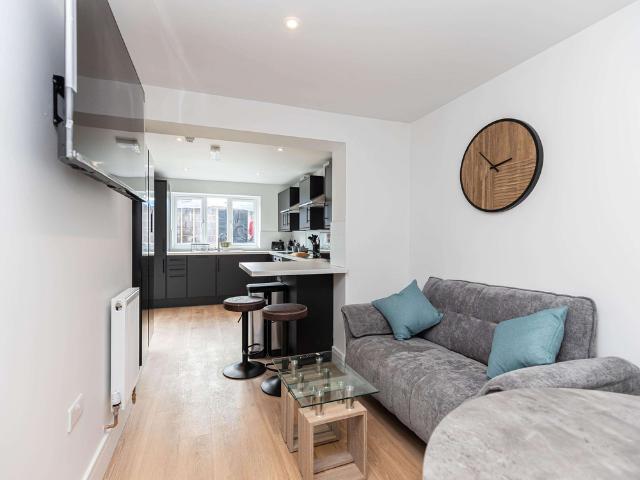 Modern Living Large Stylish Double En Suite Rooms Room 4