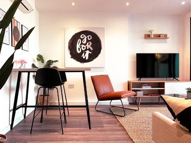 Modern Luxe Pad: with Free Parking!