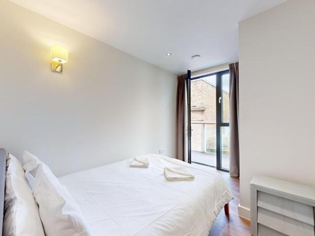 Modern Luxury 3 bedroom apartment in aldgate east