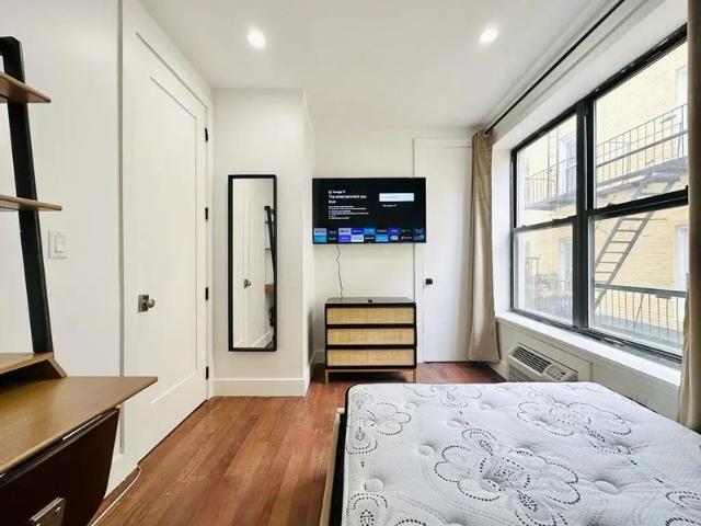 Modern Madison St Room with Gym & Rooftops