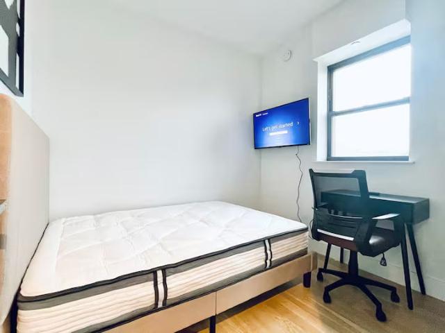 Modern Madison St Room with Gym & Rooftops
