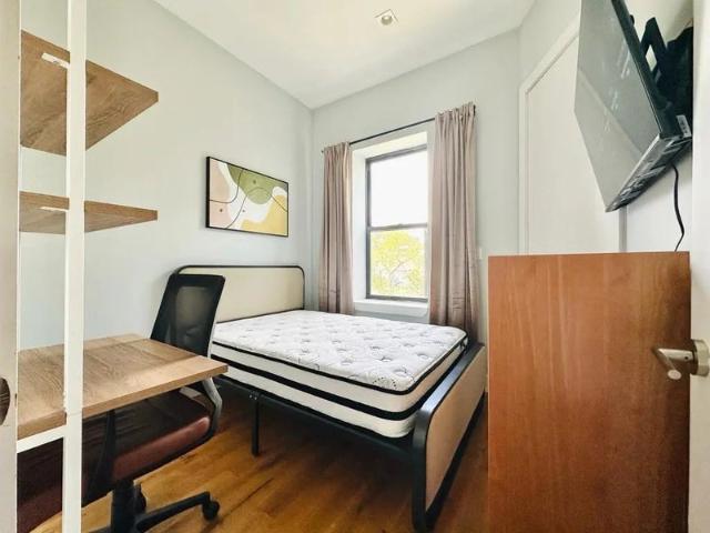 Modern Madison St Room with Gym & Rooftops