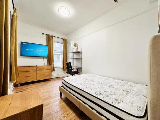 Modern Myrtle Ave Room Near Williamsburg