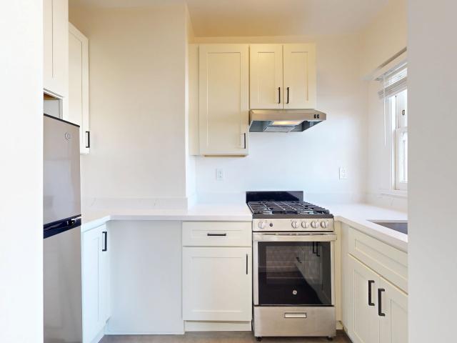 Modern Nob Hill Studio with In Unit Laundry – Pet Friendly