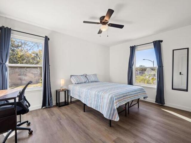Modern North Austin Co Living | Fast Wi Fi • 3 Fridges • 2 Washers/Dryers • Huge Backyard • Upgraded Kitchen