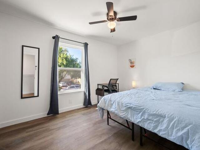 Modern North Austin Co Living | Fast Wi Fi • 3 Fridges • 2 Washers/Dryers • Huge Backyard • Upgraded Kitchen
