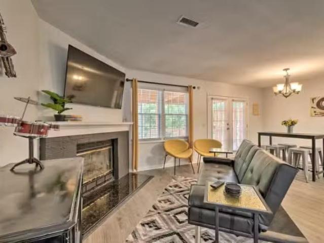 Modern Nashville Home With a Large Deck and yard. 3117 Woodym.