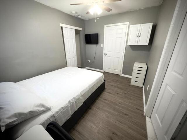 Modern New Smyrna Room • Mins from Beach, Shops, Supermarkets & More