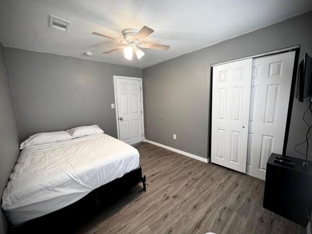 Modern New Smyrna Room • Mins from Beach, Shops, Supermarkets & More
