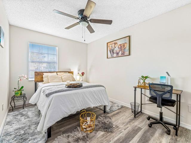Modern & newly renovated Orlando House with Backyard