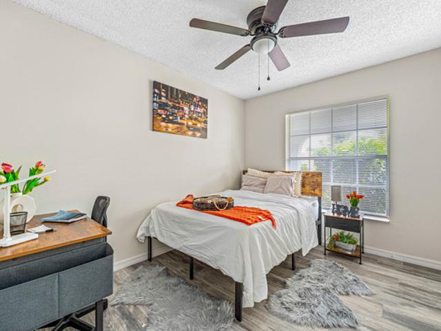 Modern & newly renovated Orlando House with Backyard