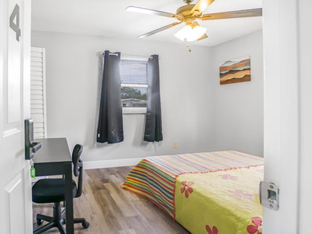 Modern & newly renovated Orlando House with Large Backyard!