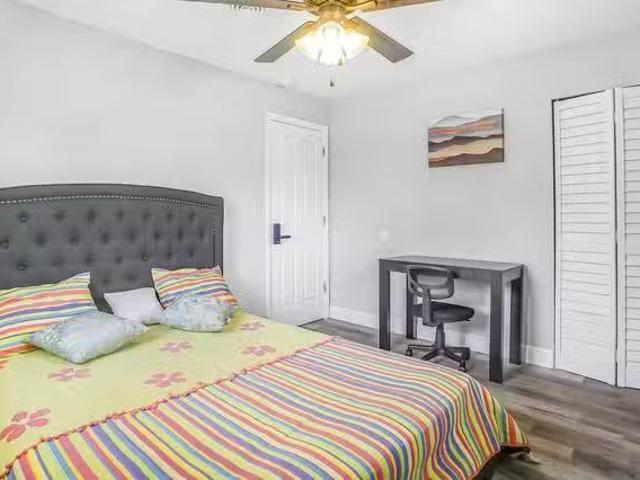 Modern & newly renovated Orlando House with Large Backyard! i.