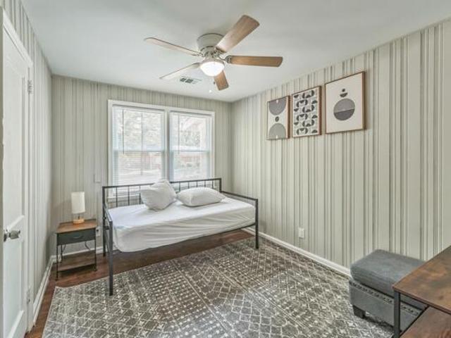 Modern & newly renovated Decatur House with Dining area