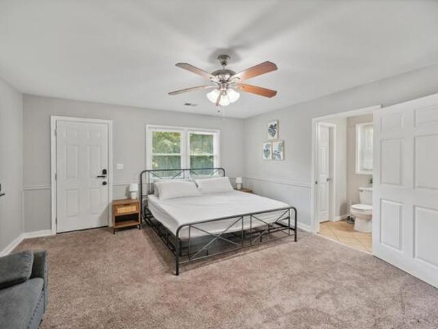 Modern & newly renovated Decatur House with Dining area