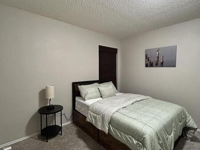 Modern & newly renovated Fort Worth Townhouse with Dining area