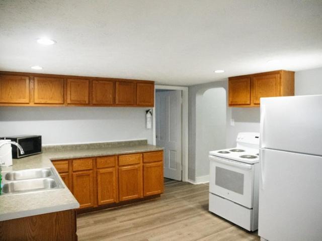 Modern newly renovated home with backyard near Fou