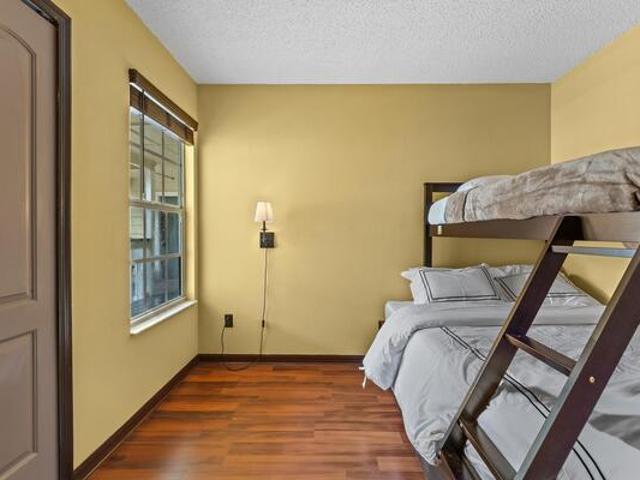 Modern & newly renovated Kissimmee Apartment with Television