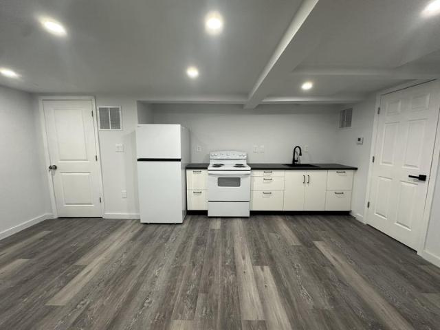 Modern & newlyrenovated BASEMENT Unit with Patio o