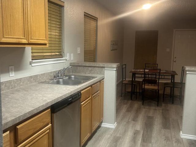 Modern & newlyrenovated Fort Worth Townhouse with