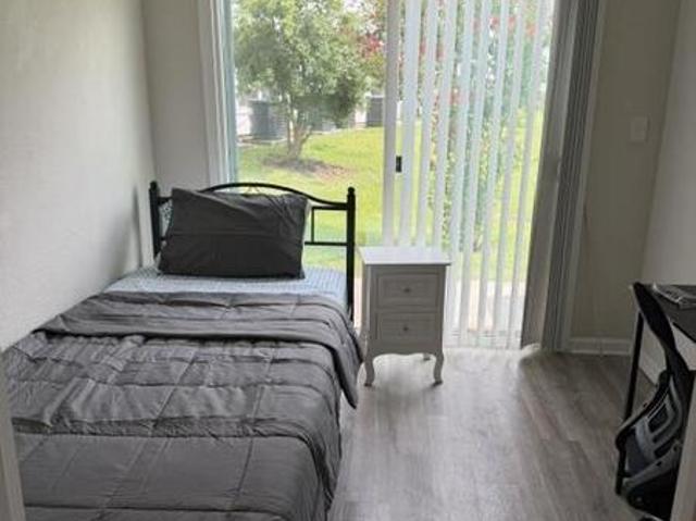 Modern Southside Jacksonville Home Quiet 3 Bedroom House Near The Avenues Mall, Target, Restaurants & Everyday Conveniences