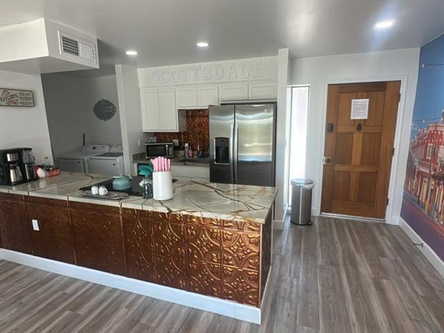 Modern Scottsdale condo with poolhot tubgym & fast