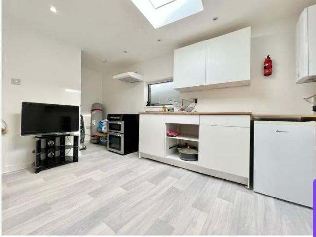 Modern self contained studio apartment in IG2