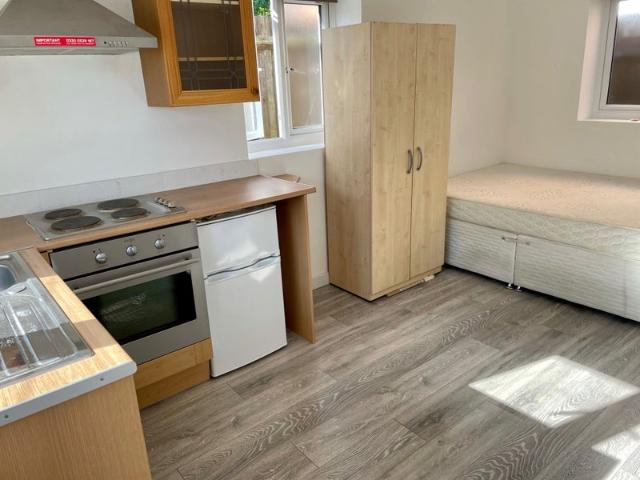 Modern Self Contained Studio | brookehowse | Se6