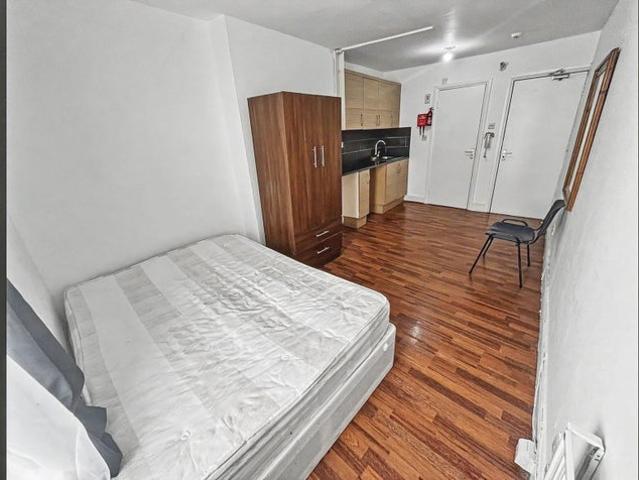 Modern Self Contained Studio Flat – £1,300 PCM