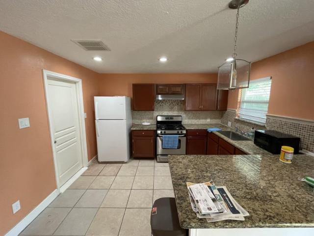 Modern Sharpstown Home – Renovated 2022, 1 Block t