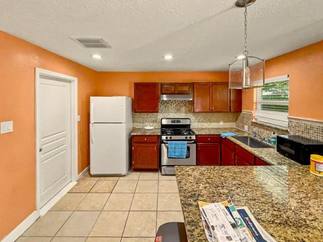 Modern Sharpstown Home – Renovated 2022, 1 Block t