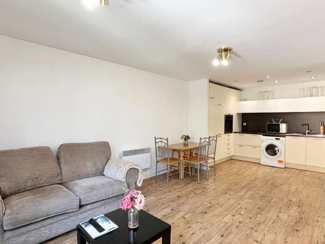 Modern & Spacious 1 Bed 1 Bath Flat B5 4TP