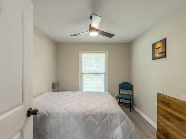 Modern & spacious Blue Springs House with Workspace id. 8208