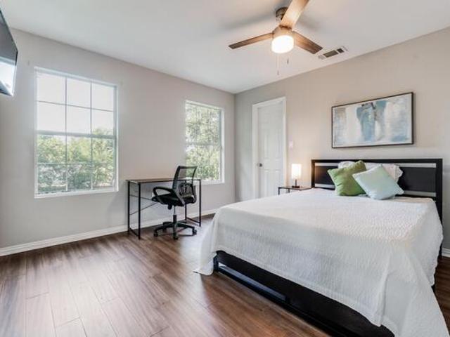 Modern & Spacious Dallas House. Work Space and Television for Each Tenet!