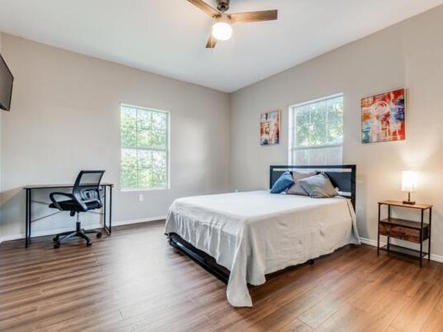 Modern & Spacious Dallas House. Work Space and Television for Each Tenet!