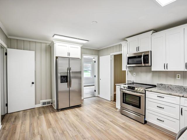 Modern & spacious Lawrenceville House with Work ar